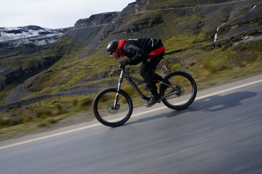 La Paz: Mountain Bike Down the World's Most Dangerous Road - The Descent: From Alpine to Jungle