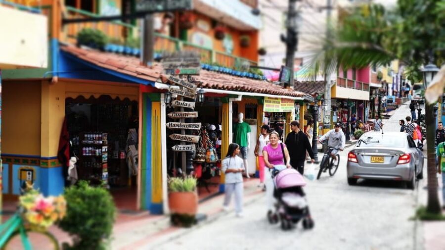 Tour of Guatape by Tuk Tuk 20min - Lunch and drink. - Delicious Local Cuisine and Refreshing Drinks