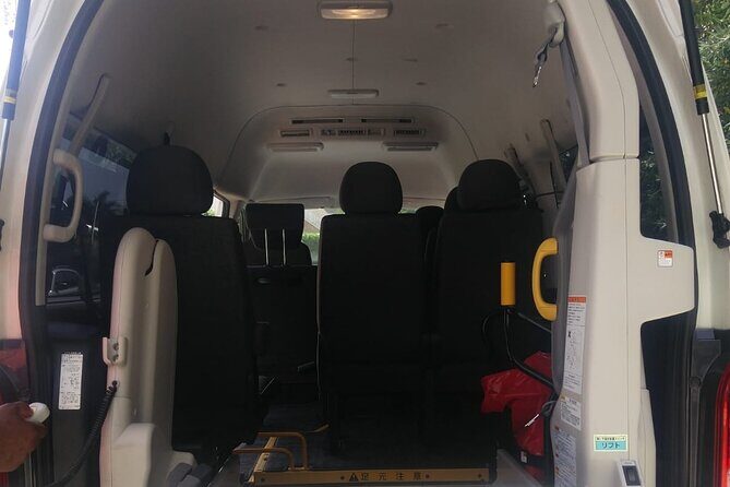 Airport Transfer to West Bay Accommodations (GCM)-Round Trip - The Experience on the Ground