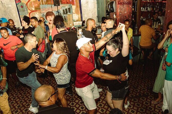 Moonlight Beginner Salsa Class in San Juan - Authenticity & Cultural Connection