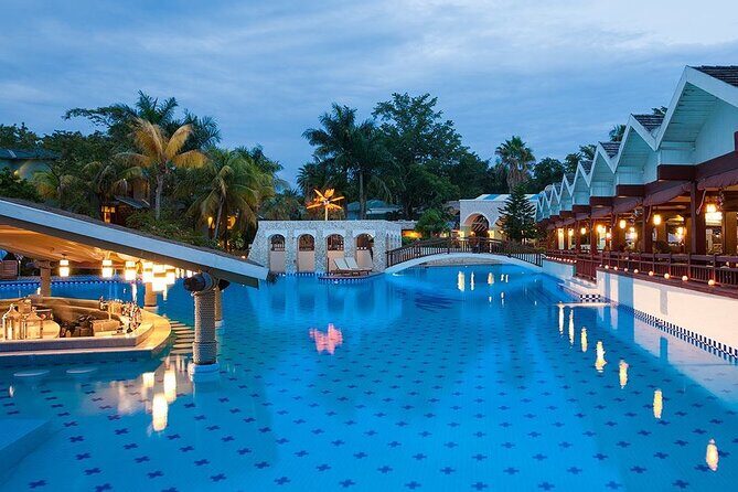 Private Montego Bay Jamaica Airport Transfer to Hotels in Negril - Arrival at Montego Bay Airport