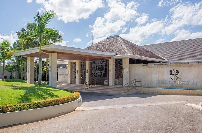 Private Transfer between Hedonism ll Resort and Airport - Meeting Points and Convenience