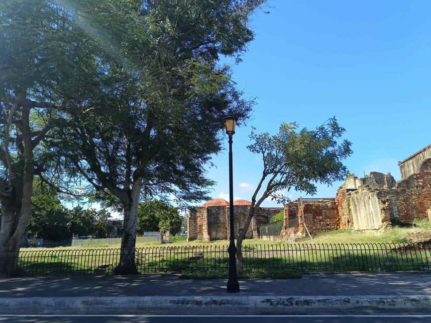 Santo Domingo: Colonial walk and watercolor. - Architectural and Botanical Highlights
