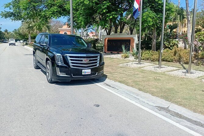 Uvero Alto Private Luxury VIP Cadillac Transfer - The vehicle and amenities