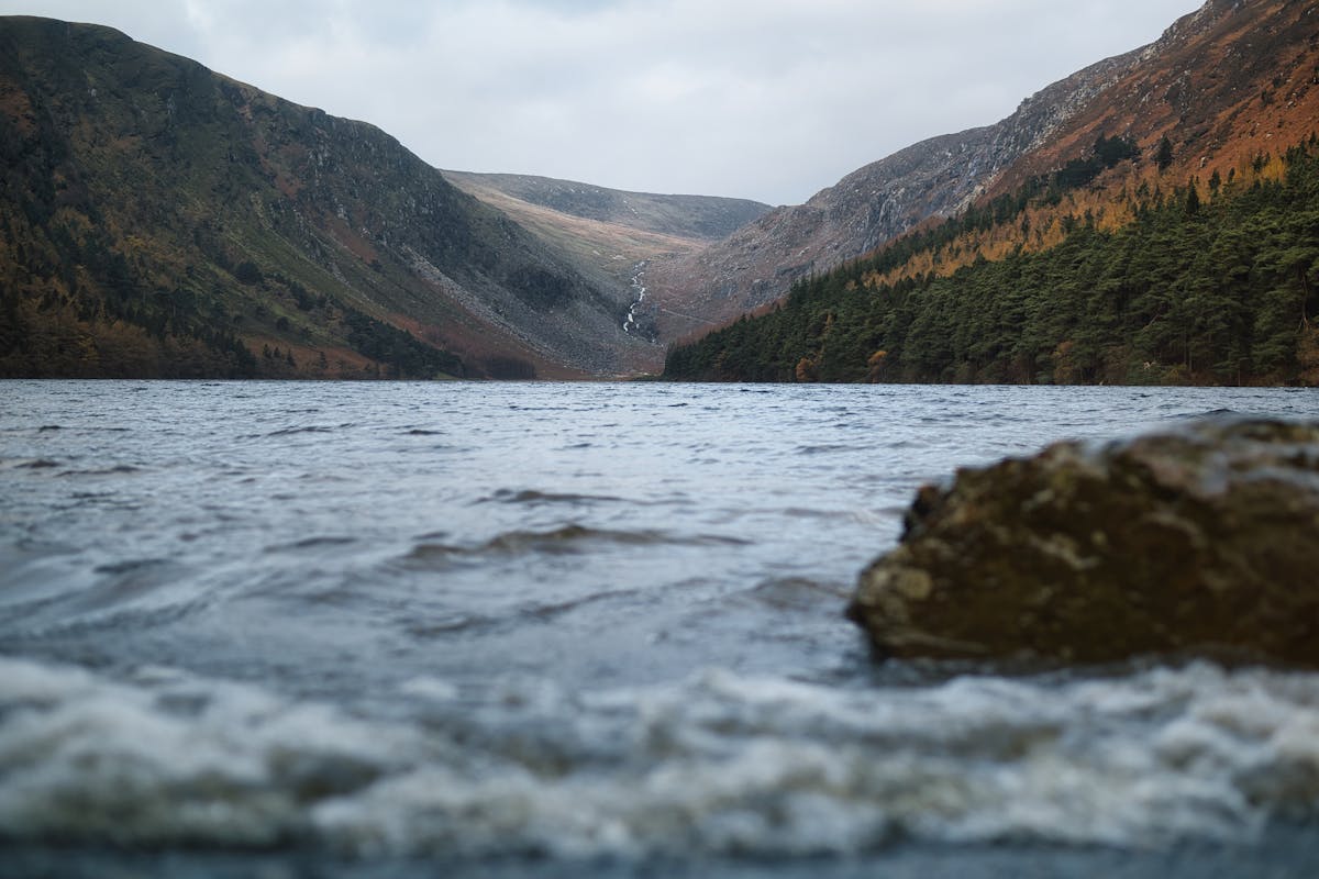 Breathtaking view of a lake surrounded by mountains in Ireland