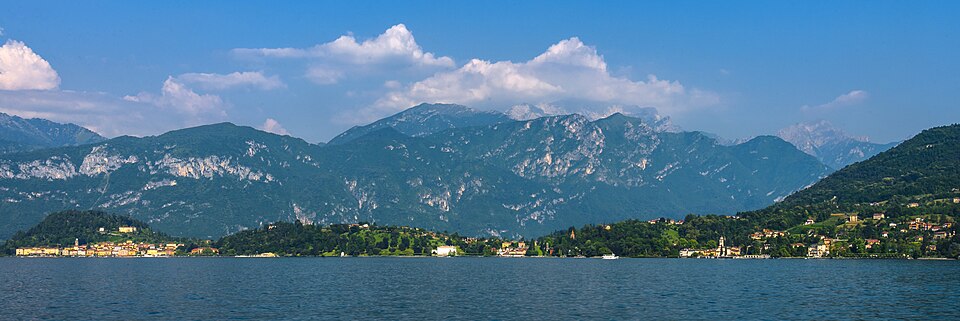 Panoramic view of Bellagio town as seen from a Lake Como ferry