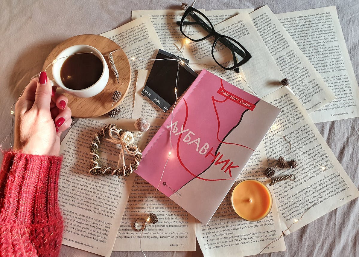 Arlington Row in Bibury showing a row of medieval weavers cottages along the River Coln