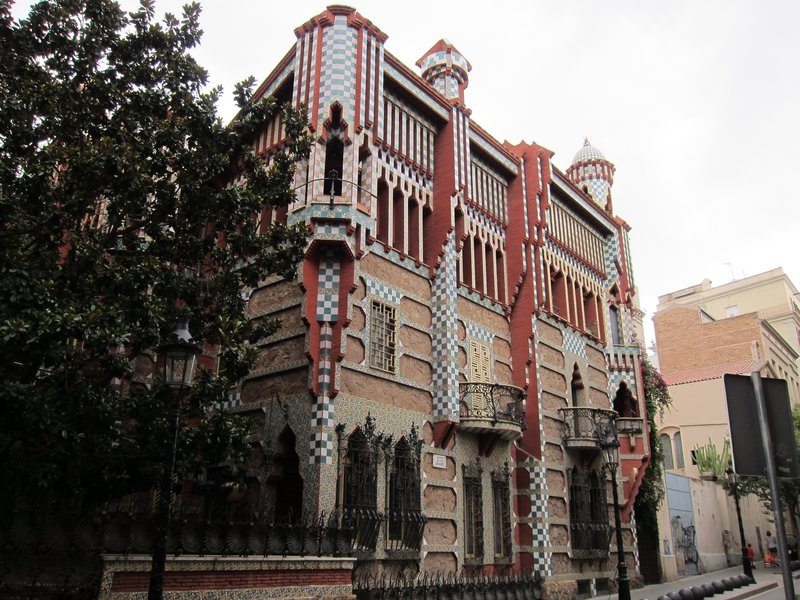 Panoramic view of Casa Vicens showing full building with garden wall
