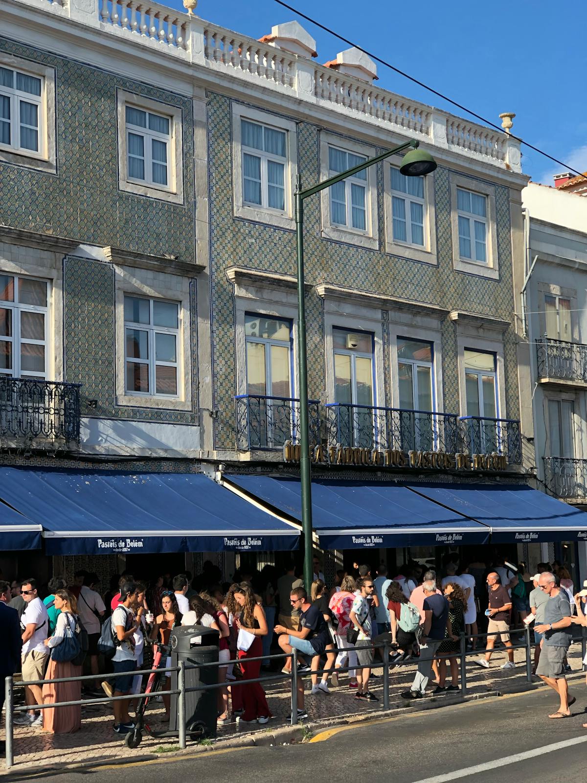 Crowd outside the Pasteis de Belem cafe
