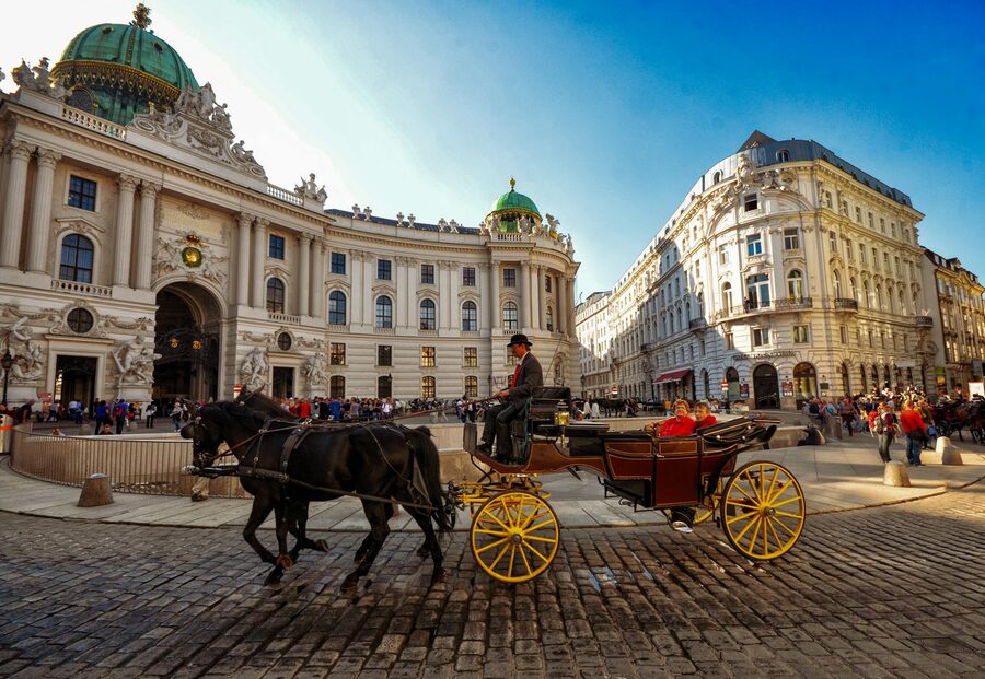 Michaelerplatz fiakers Vienna