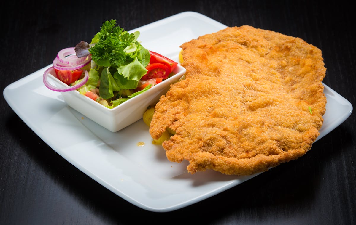 Crispy schnitzel with fresh salad