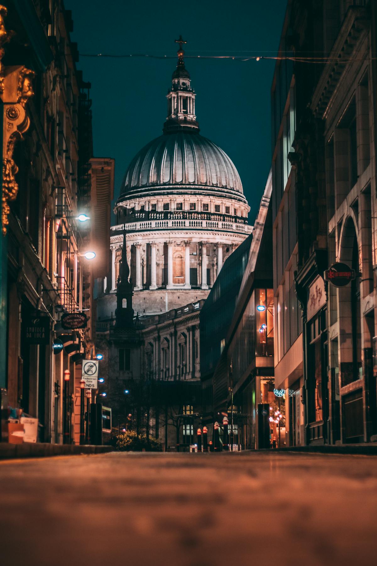 St Paul's Cathedral illuminated at night