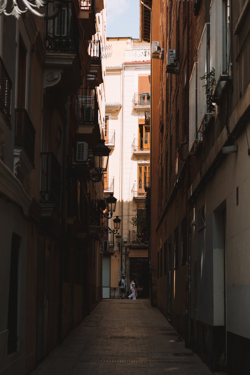 Picturesque narrow alley in Valencia featuring traditional architecture